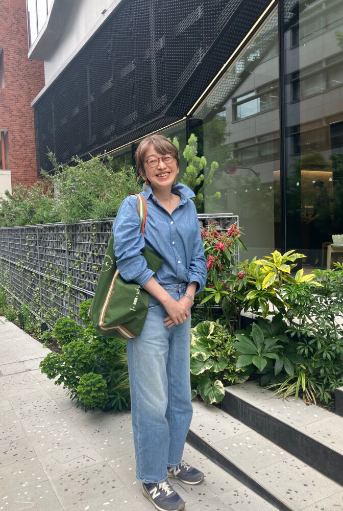 【60代お手本スナップ】デニムONデニムを軽やかに楽しむ！大人のこなれたカジュアルコーディネート | TRILL【トリル】