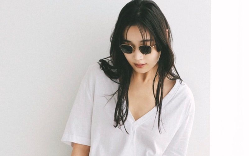 ZARA×H＆Mで叶う、白T×レザーミニの都会派コーデって？ | TRILL【トリル】