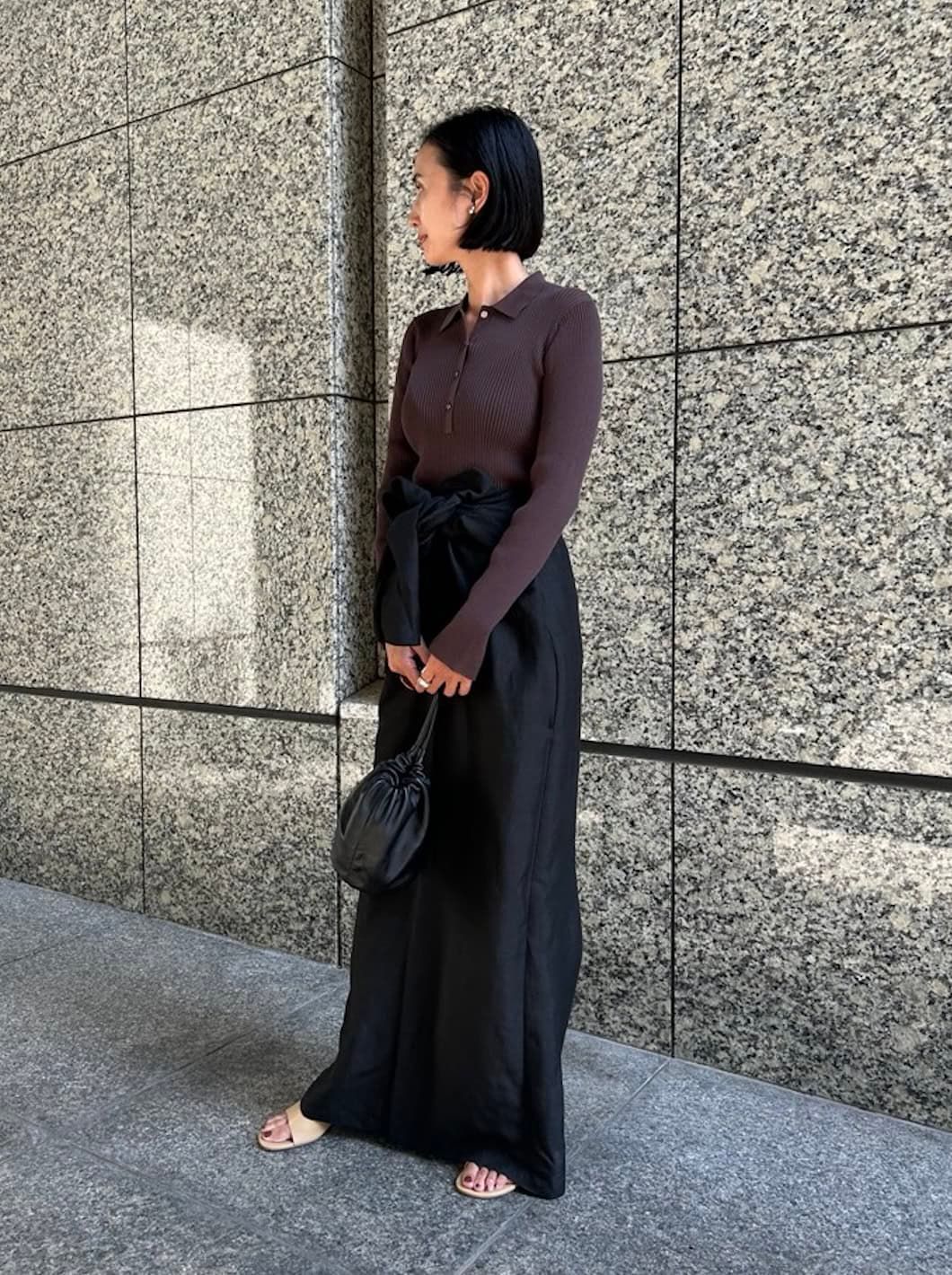 【40代スナップ】涼しげな素材感と腰巻きワンピでブラウンコーデを軽やか見せ｜岡本優美子さん | TRILL【トリル】