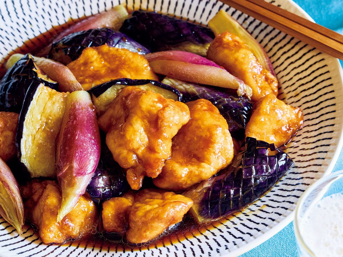 冷やして食べる鶏胸レシピ⁉味しみしみでたまらん『鶏むねとなすの黒酢揚げびたし』 | TRILL【トリル】