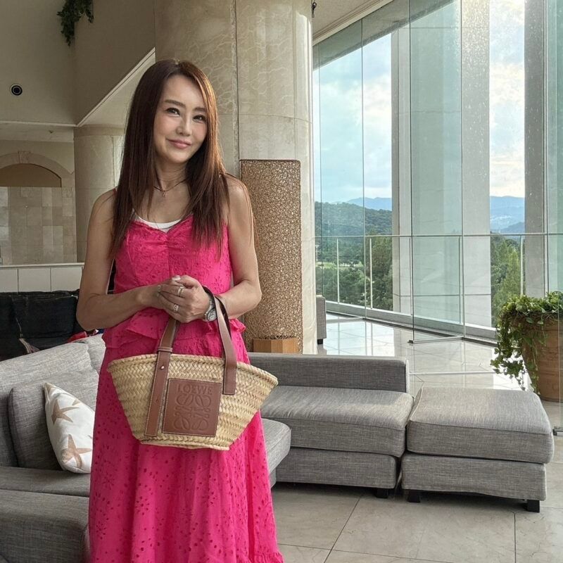 【60代おでかけコーデ】「ドライブ」「リゾート」「スポーツ観戦」「散策」「宝塚観劇」シーン別週末コーディネート6選 | TRILL【トリル】