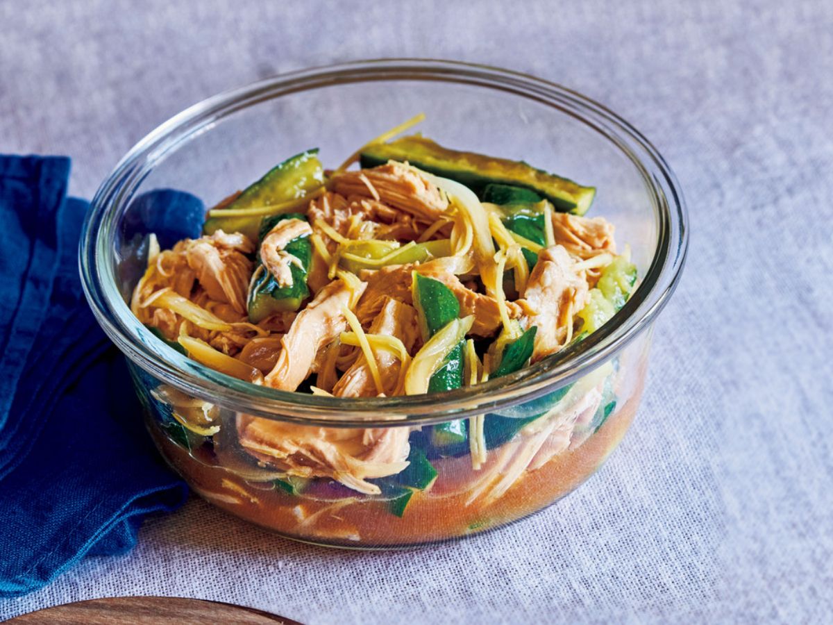 鶏胸×きゅうりの味しみおかず『ほぐし鶏ときゅうりの中華風辛子びたし』レンチンで | TRILL【トリル】