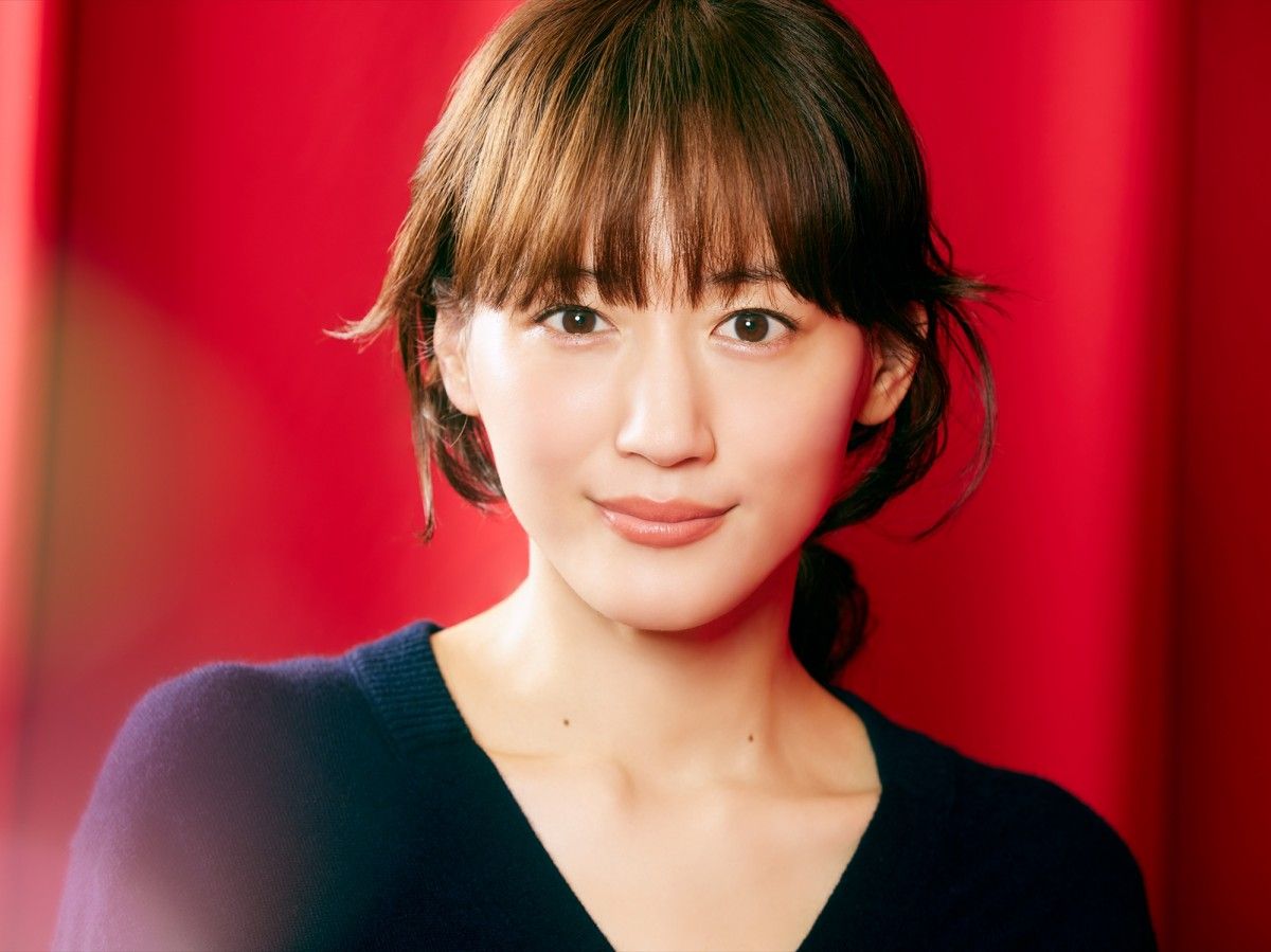 綾瀬はるか、太ももチラ見えのレザーミニ美麗ショットに反響「インパクトがあって素晴らしい」 | TRILL【トリル】