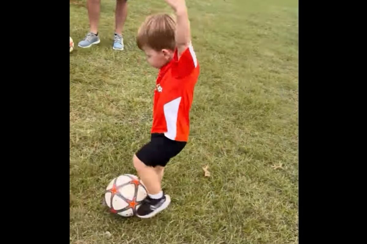 サッカーの練習初日に起きたハプニング。ボールを蹴ろうとしたら・・すってんころりん！！【アメリカ・動画】 | TRILL【トリル】