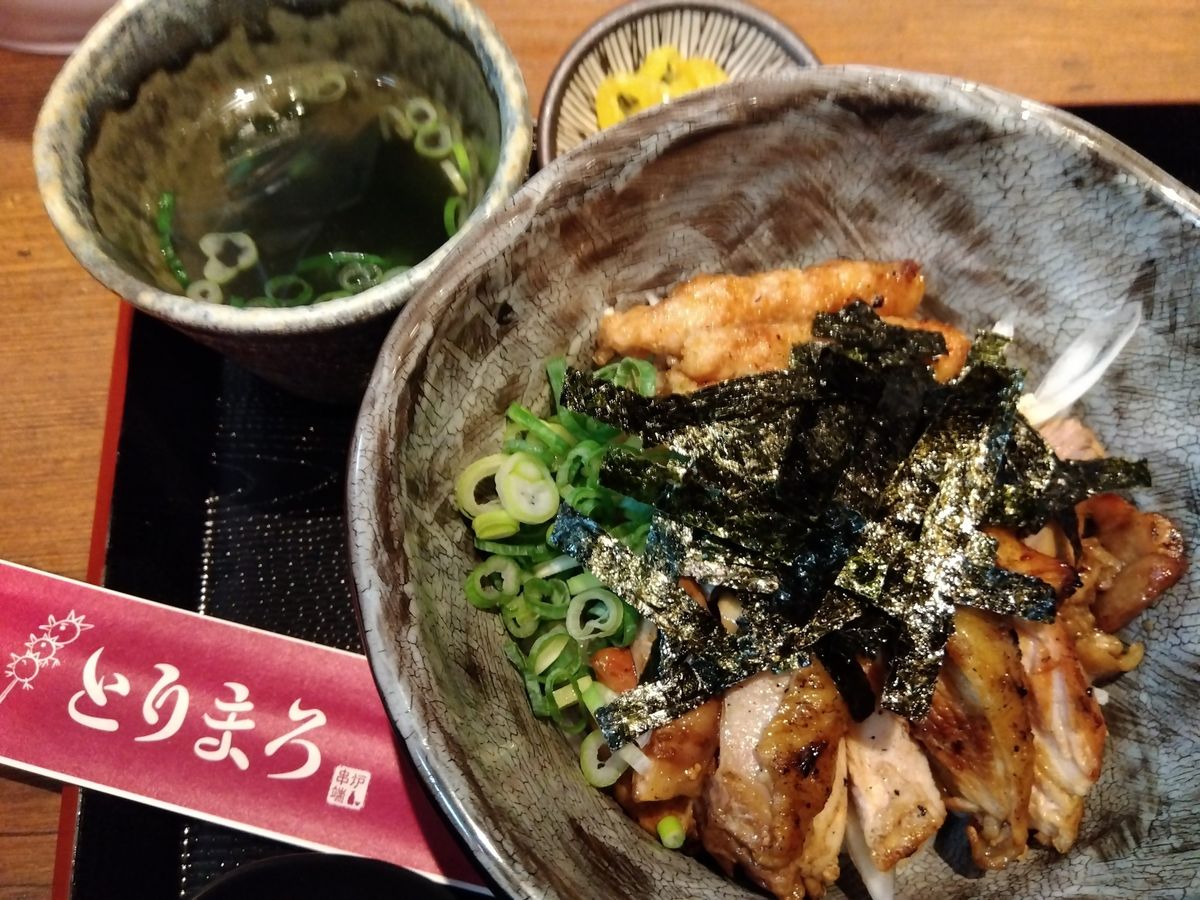 【三宮】2種類の焼き鳥丼ランチが390円！おいしくてお腹いっぱいに♪焼き鳥屋「とりまろ」 | TRILL【トリル】