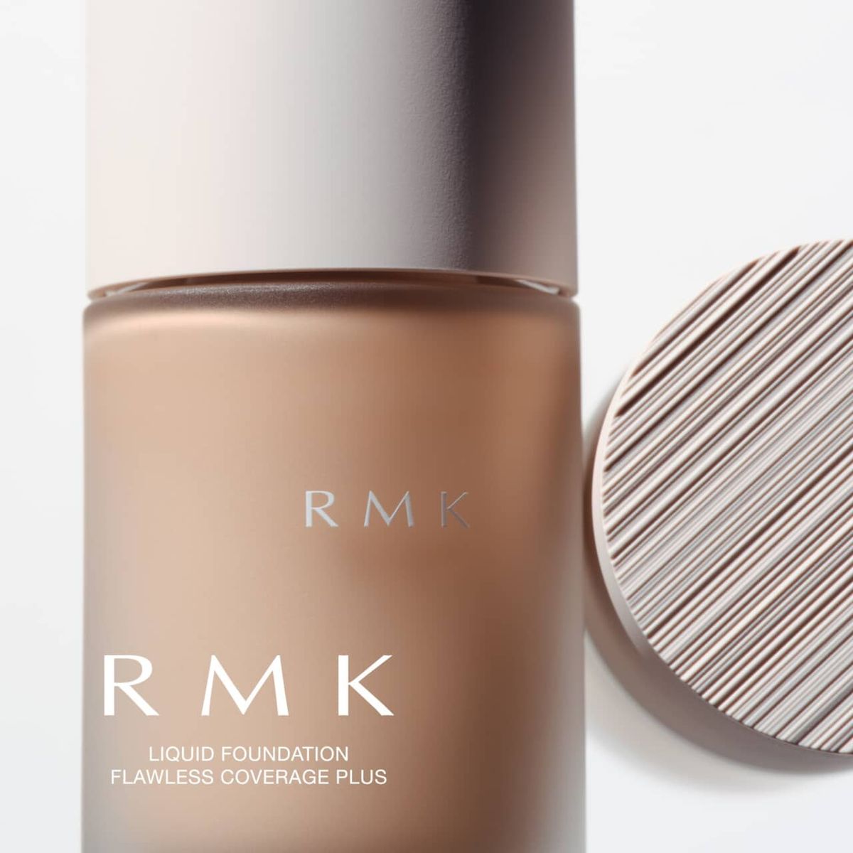 プロも絶賛！ひと塗りで−5歳見え。【RMK】2025秋新作ファンデで作る「立体ツヤ美肌」 | TRILL【トリル】