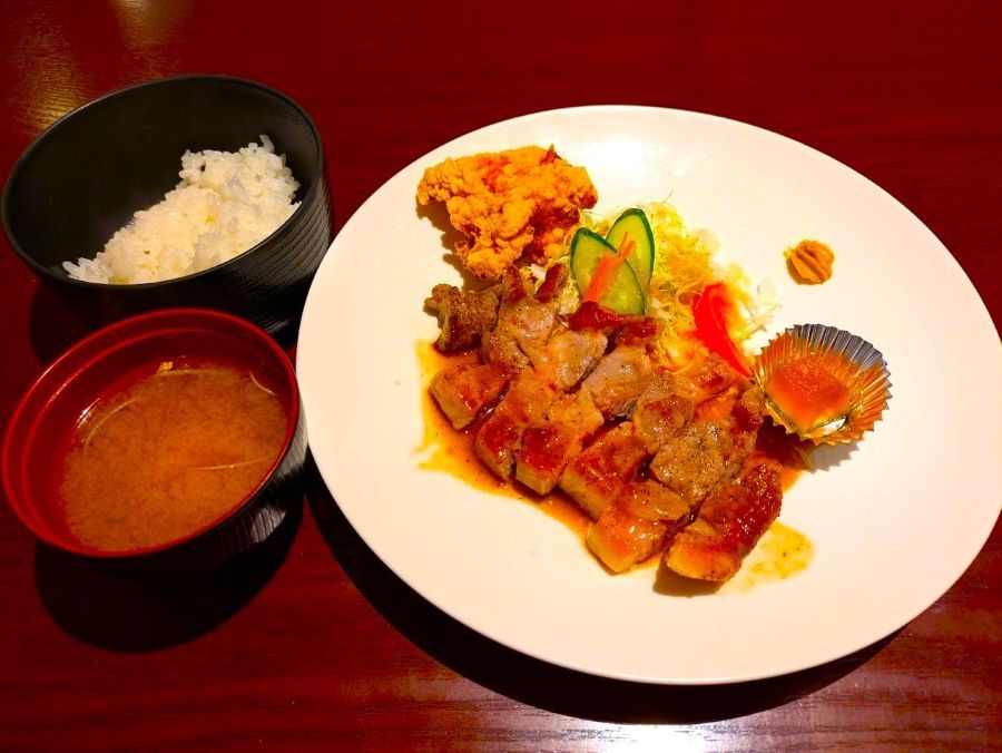 【本町】老舗洋食居酒屋の名物のポークステーキのおすすめランチ900円！「グリル＆キッチン かぼちゃの馬車」 | TRILL【トリル】