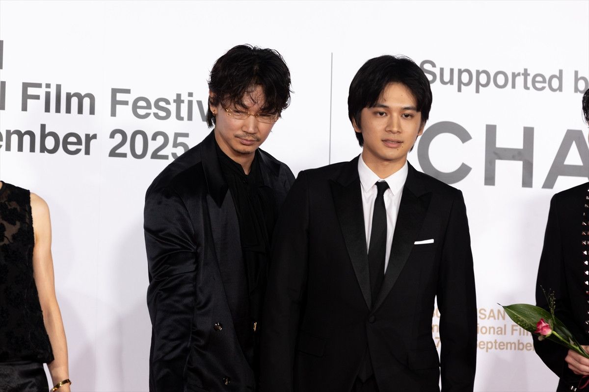 北村匠海、初の海外映画祭レッドカーペット登場 『愚か者の身分』釜⼭国際映画祭に林裕太＆綾野剛と降臨 | TRILL【トリル】