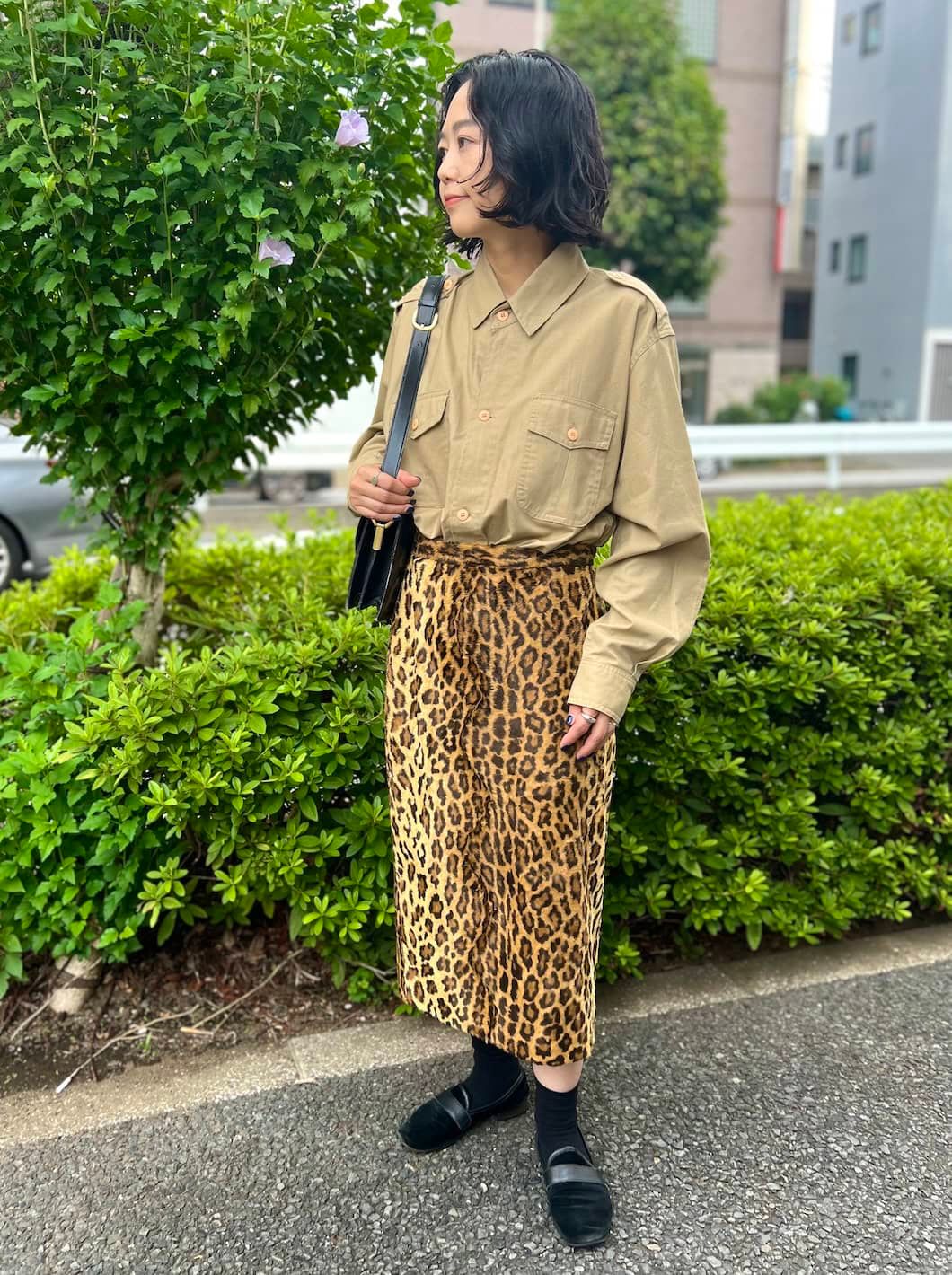 【40代スナップ】サファリスタイルはクラシカルな「レザー小物」で都会的に洒落る｜宇賀神舞さん | TRILL【トリル】