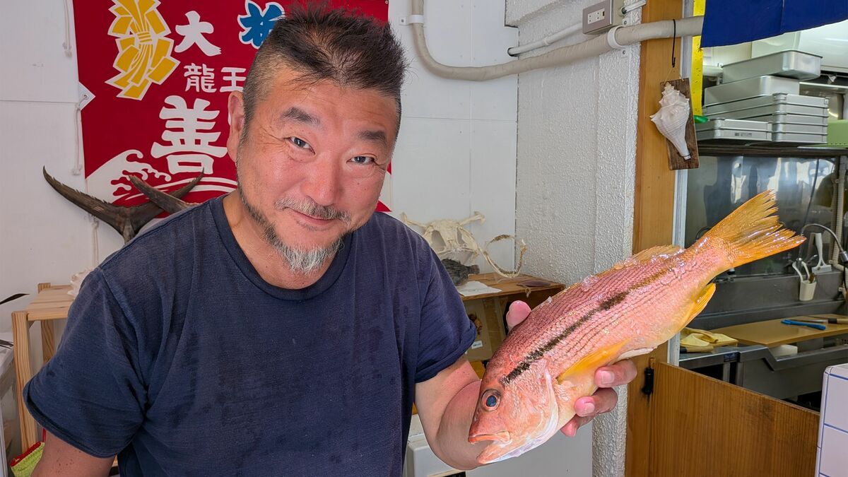 外食するより断然ラクでお得で美味…元水産庁職員が考案｢1尾2000円の鮮魚丸ごとフライパン料理｣の非日常感 | TRILL【トリル】