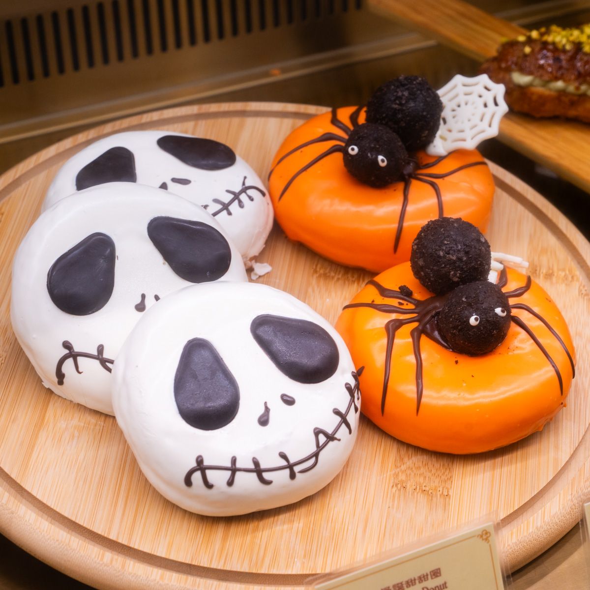 ジャック・スケリントンモチーフも！香港ディズニーランド／センターストリート・ベーカリー“ディズニー・ハロウィーン・タイム2025”ドーナツ | TRILL【トリル】
