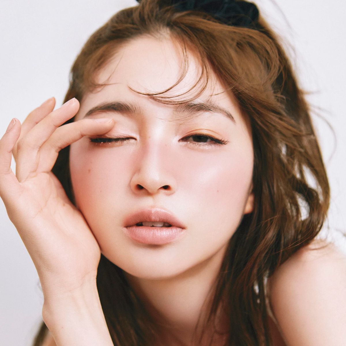 【上西星来】が私物コスメでメイク♡ “内側から輝く発光肌”は血色チーク＆ツヤリップがカギ！ | TRILL【トリル】