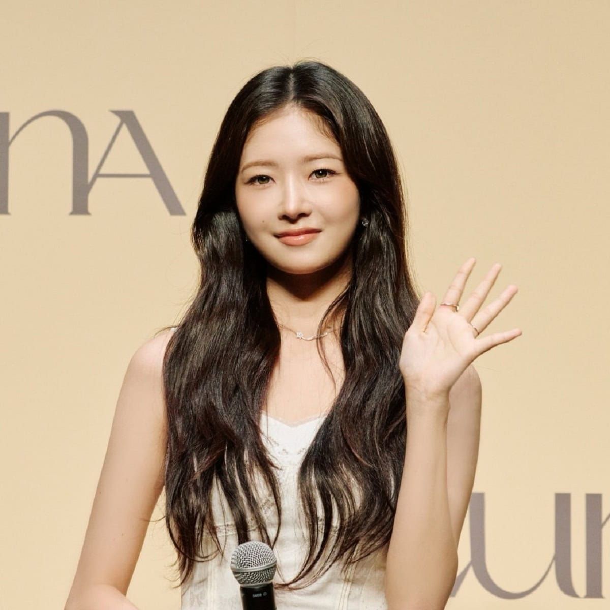 IVE・レイが【LUNA】の発表会に登場「チークの前にハイライト」韓国で流行中のメイク術を伝授 | TRILL【トリル】