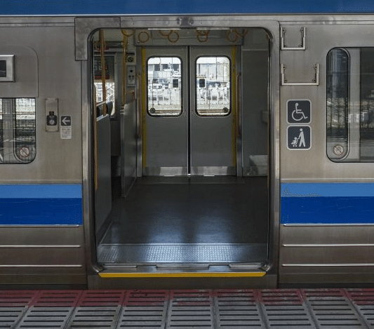 電車に乗り遅れた男性「開けてくれ！」 ドアを叩く迷惑客に駅員の対応にスカッ＜駅員さんエピソード2選＞ | TRILL【トリル】