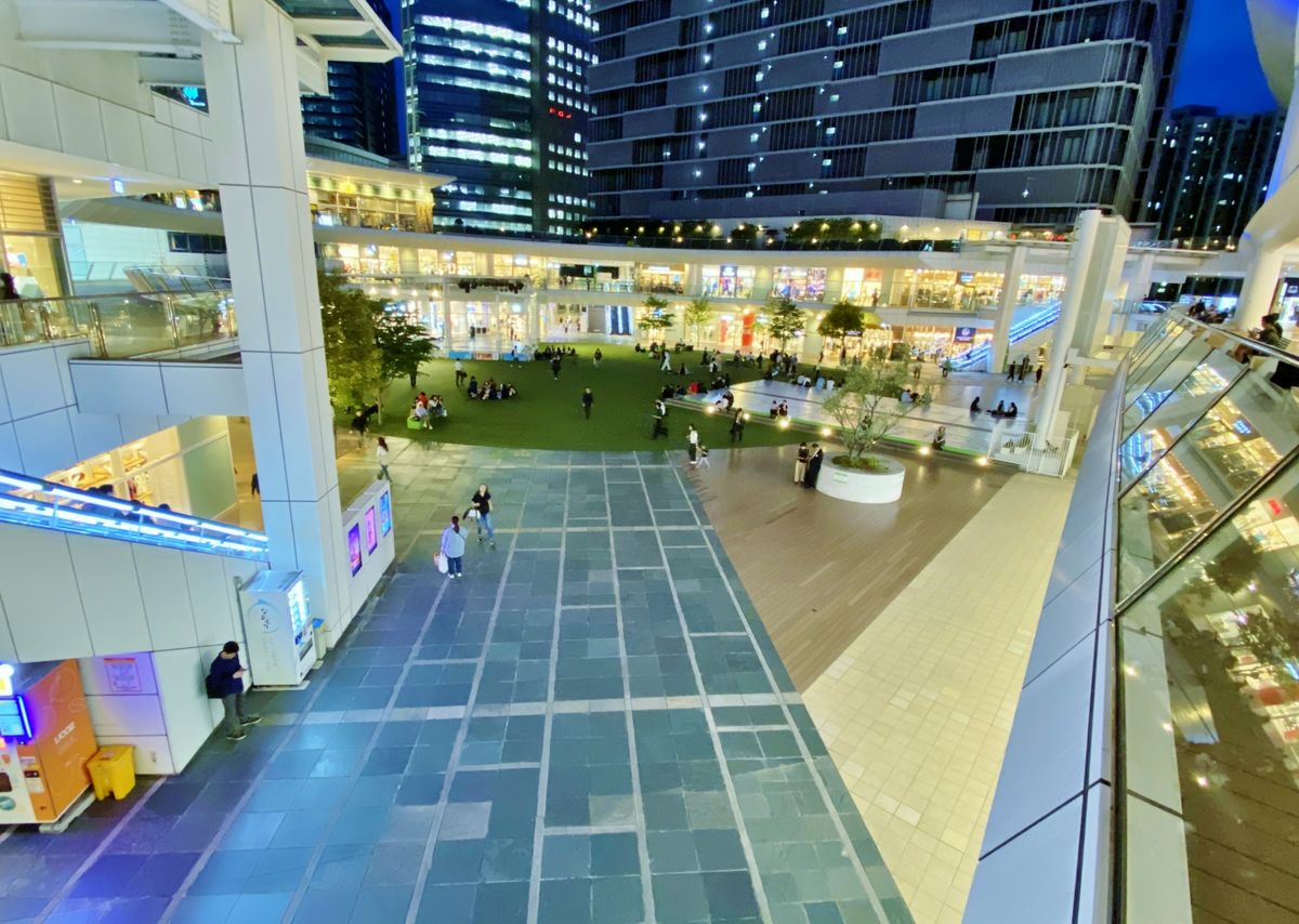 警備員「お母さんはどこ？」ショッピングモールで勘違い事件！？20歳の女性が直面した騒動に「可愛いですね」「羨ましい限り」 | TRILL【トリル】