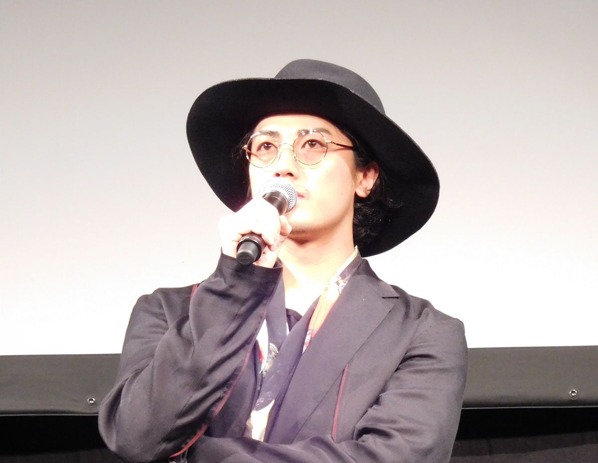 「圧倒された」Netflix話題ドラマ、“溢れんばかりの色気”で魅せる【平成を虜にしたカリスマ】に悶絶 | TRILL【トリル】