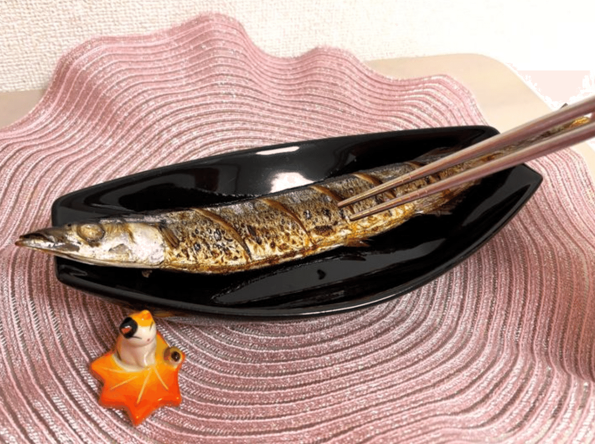 「さんまの骨」もう怖くない！スルッと一瞬で抜ける裏ワザにSNSで「気持ちいいほど取れる」「これは覚えておきたい」 | TRILL【トリル】