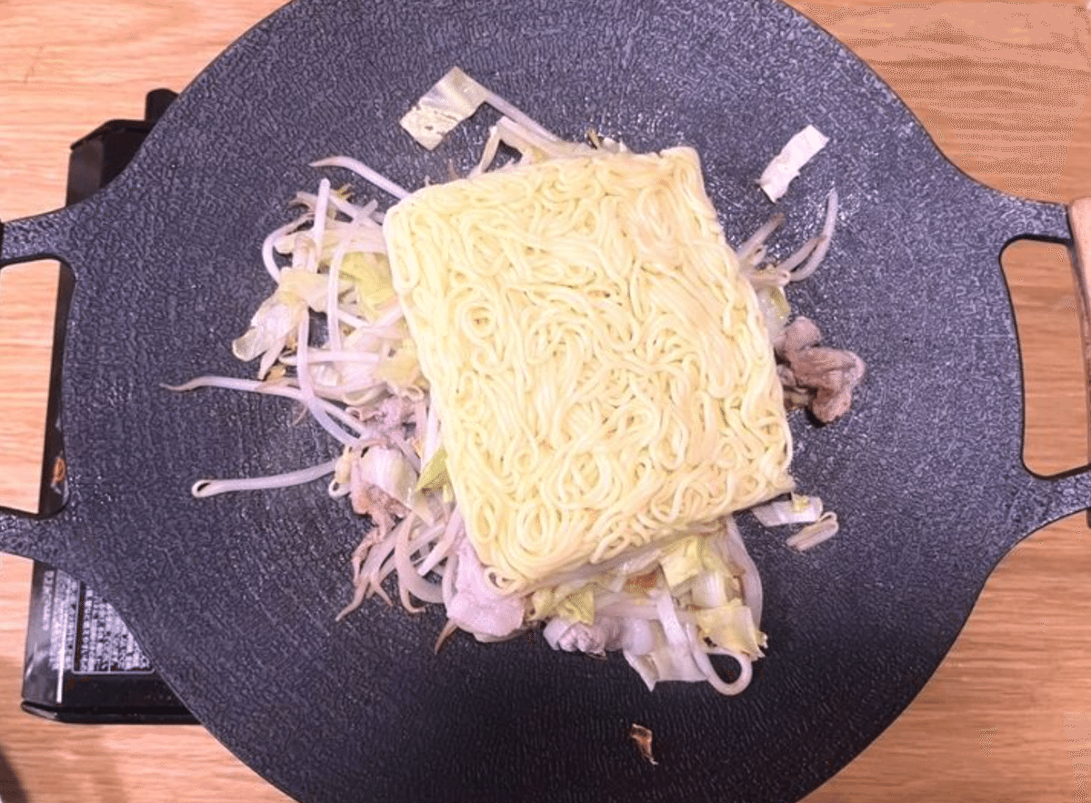 【焼きそば】もうベチャッとしない！ほんのひと手間でおいしく仕上がる！“ふわっと麺をほぐす裏ワザ”を紹介 | TRILL【トリル】