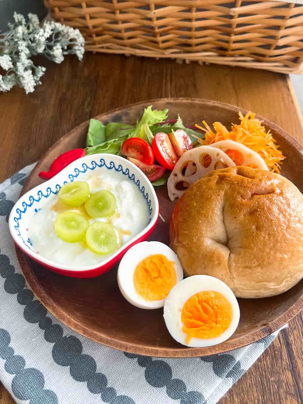 もっちもち食感！フライパンでベーグルを蒸す方法＆蒸し卵の作り方【せいろなしでもOK】 | TRILL【トリル】