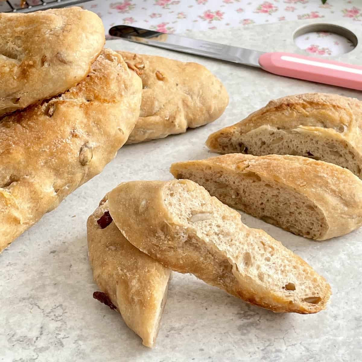 朝食にもワインのお供にも♪「全粒粉のナッツバゲット」の作り方 | TRILL【トリル】