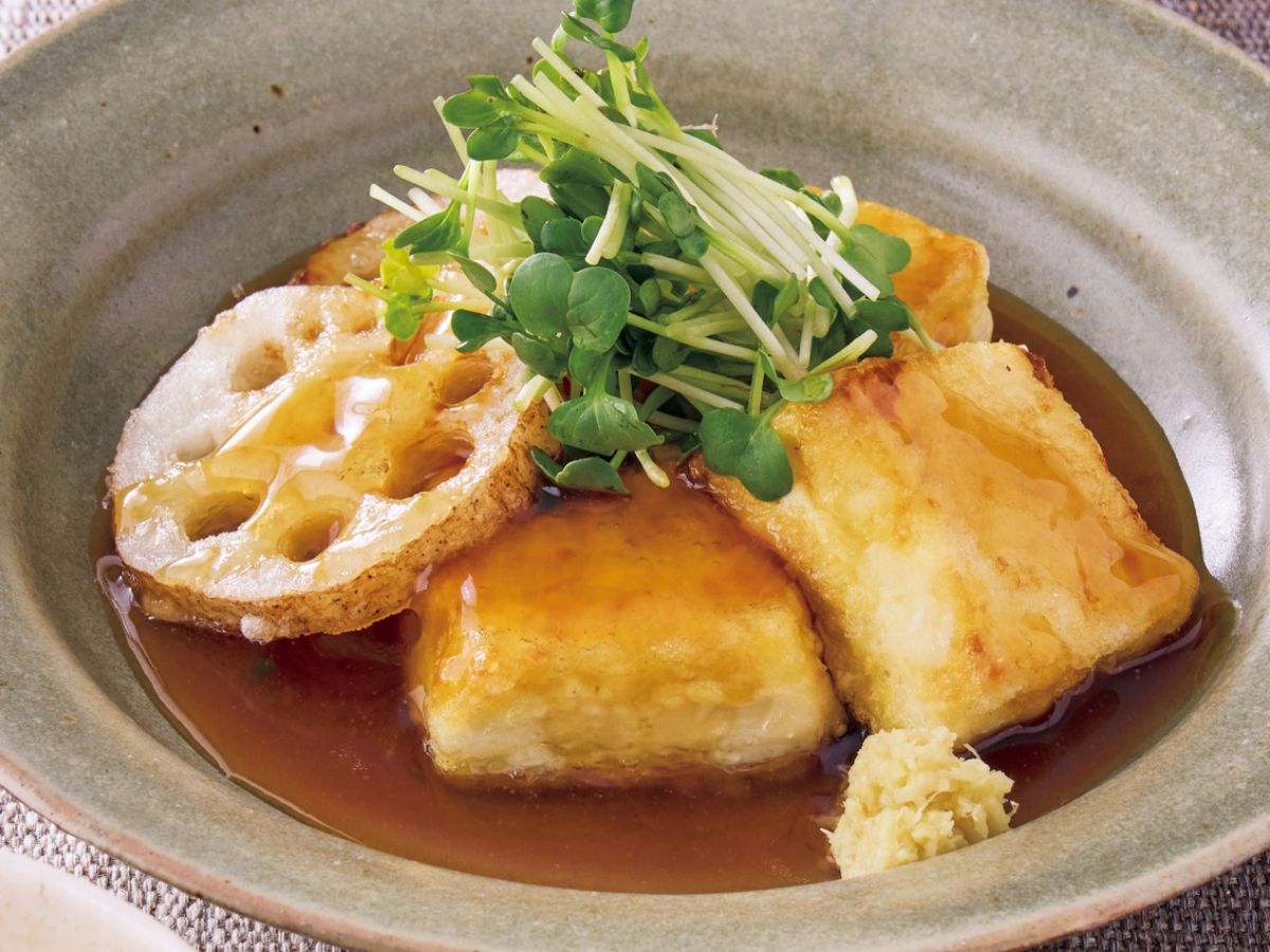 【今日は豆腐の日】フライパン1つでカリじゅわ揚げだし風に。豆腐とれんこんの甘辛べっこう煮 | TRILL【トリル】
