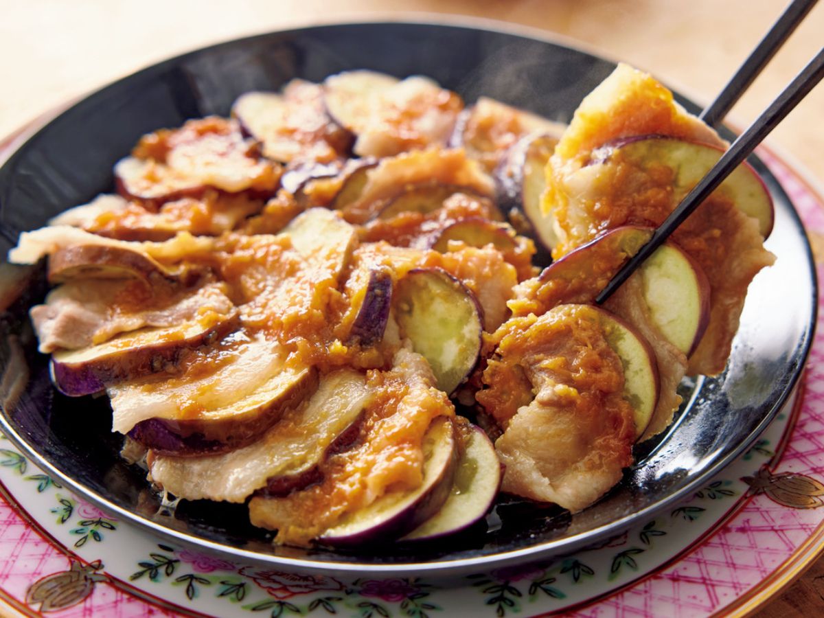 皿ごとレンチン5分、そのまま食卓にドン！『豚肉となすの重ね蒸し』絶品甘みそだれで | TRILL【トリル】