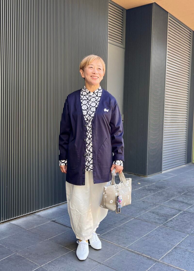 【京都スナップ】「SOU・SOU」の派手柄で着こなす50代、60代に人気のモノトーンコーデ | TRILL【トリル】