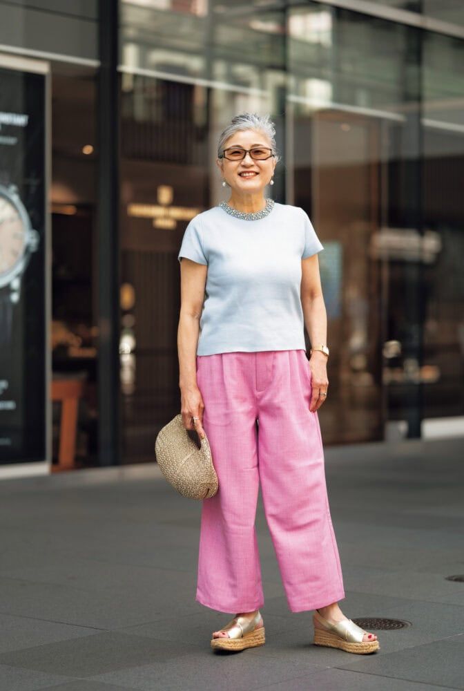 【60代お手本スナップ】肩の力が抜けた華やかカジュアル！首元のビジューがアクセントに！〈東京〉 | TRILL【トリル】