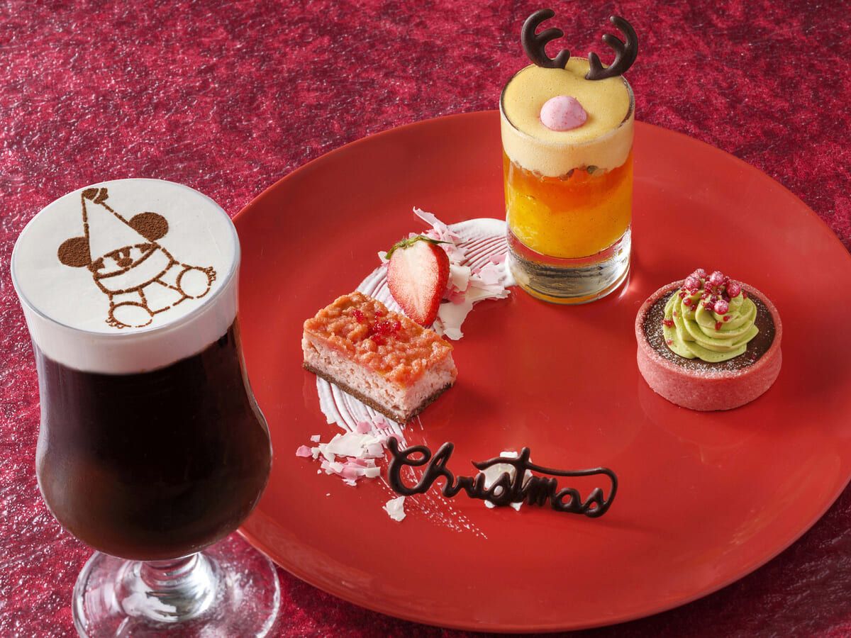 リルリンリンのカフェモカ付き！東京ディズニーランド／センターストリート・コーヒーハウス“ディズニー・クリスマス2025”スペシャルデザートセット | TRILL【トリル】