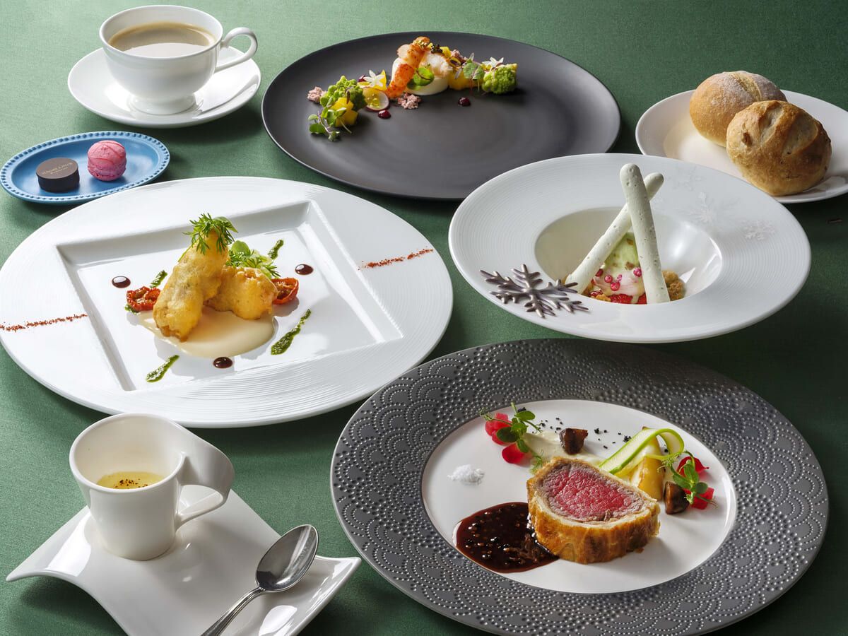 ソムリエおすすめのペアリングワインも！東京ディズニーシー／マゼランズ“ディズニー・クリスマス2025”スペシャルメニュー | TRILL【トリル】