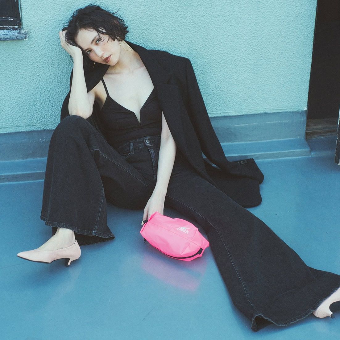 フレアデニム＋ジャケット肌見せで超絶洒落てるオールブラックスタイルが完成！【10日間着まわし】 | TRILL【トリル】