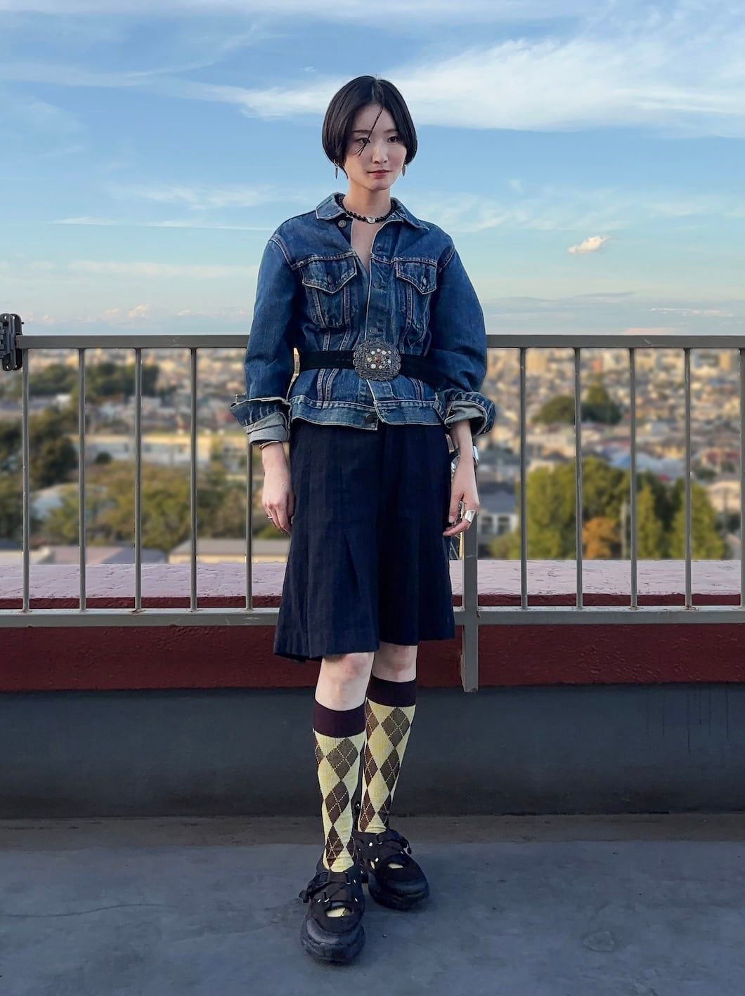 【40代スナップ】今季注目！「バックルスニーカー」でコーデをモードにシフト｜早崎円馨さん | TRILL【トリル】
