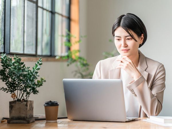 静けさ？ざわつき？音楽？ 働く女子が選んだ集中しやすい環境とは | TRILL【トリル】