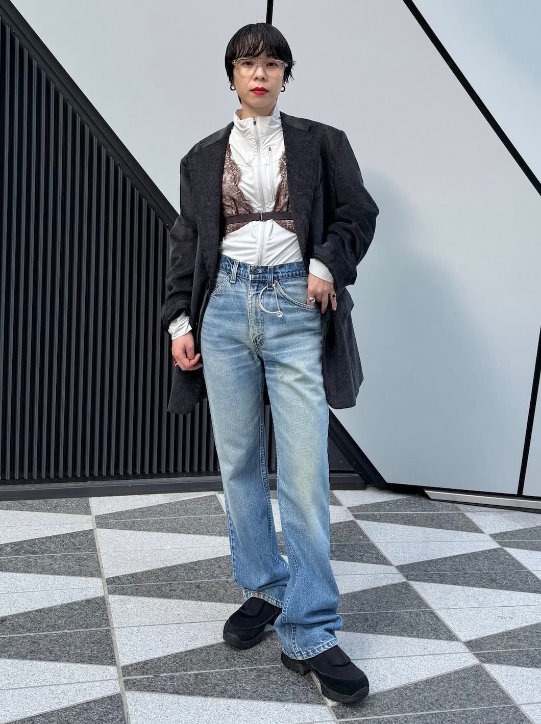 【40代スナップ】チラリ「レース」使いでスニーカーコーデの「女」度をアップ！｜福井清夏さん | TRILL【トリル】