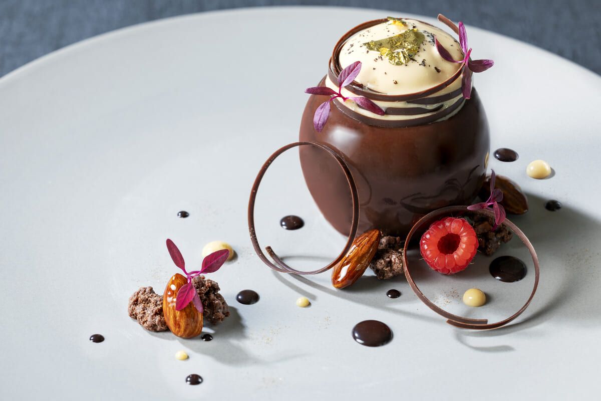 まるで芸術作品のようなチョコレートムース！東京ディズニーシー・ファンタジースプリングスホテル／グランパラディ・ラウンジ「シーズナルケーキセット」 | TRILL【トリル】