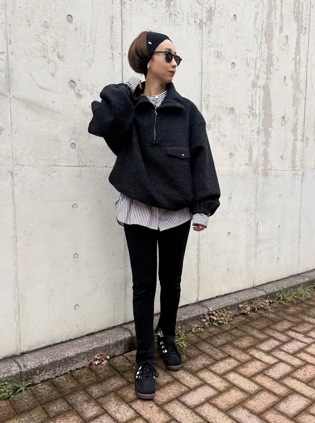 【40代スナップ】フリーストップスとスニーカーがシック！大人のスポーティコーデ｜山岸真帆さん | TRILL【トリル】