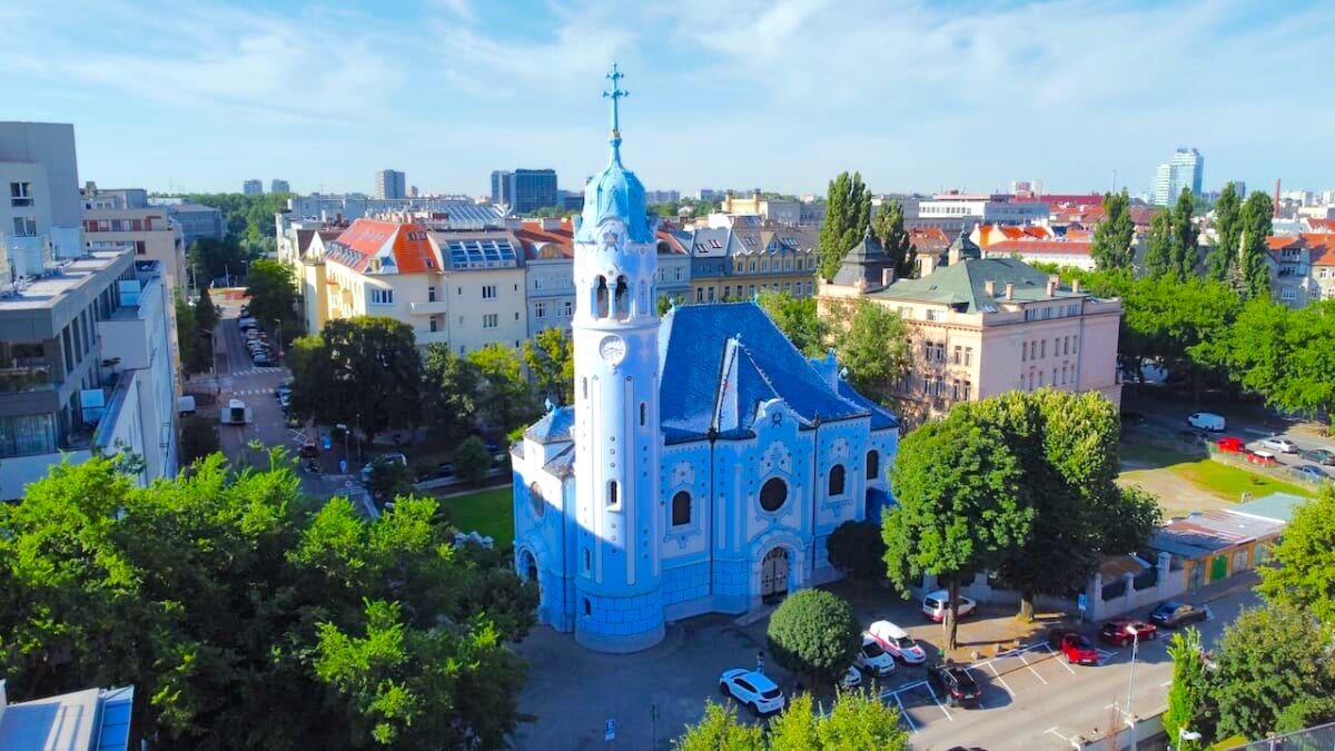 【スロバキアってどんな国？】ウィーンから1時間で行ける！SNS映え必至の青の教会とおすすめ観光地＆カフェ巡り | TRILL【トリル】