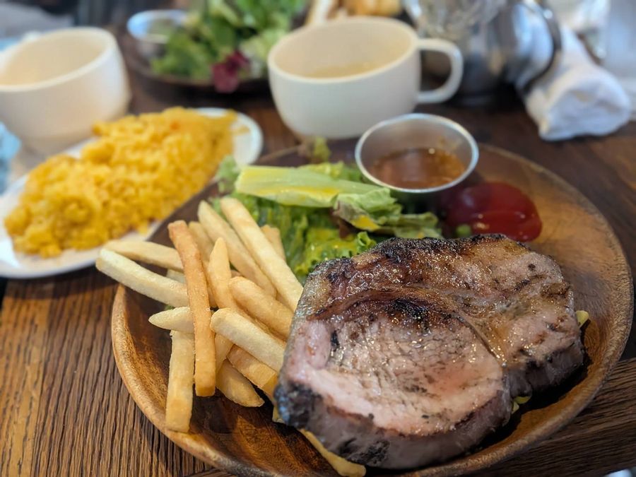 【神保町】「森のブッチャーズ」ライスおかわりOK！1,000円ポークプレートが肉食主婦の楽園だった | TRILL【トリル】