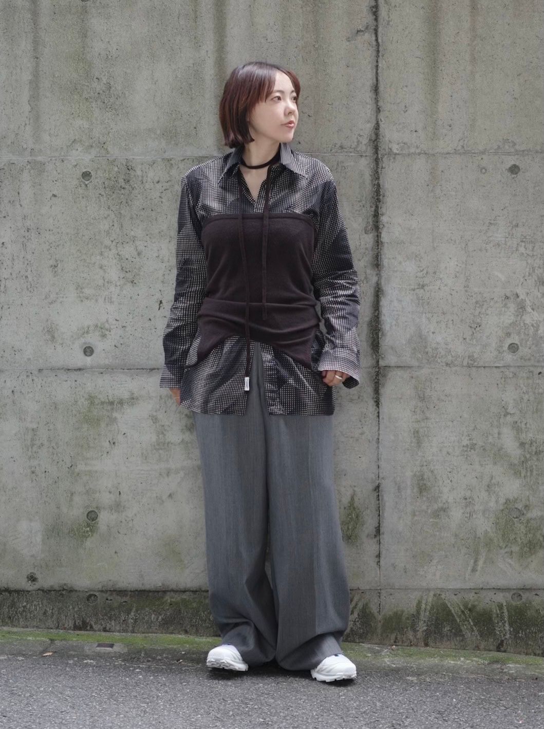 【40代スナップ】ハンサムなスタイルをほどよくハズす「サロモン」は白で正解！｜三井千晶さん | TRILL【トリル】