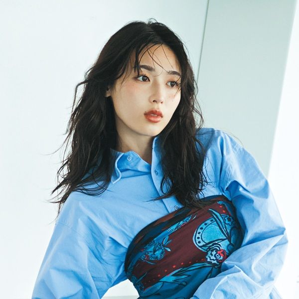 トレンドアイテムとして熱視線！ 簡単にこなれ感を出せる“スカーフ”の魅力 | TRILL【トリル】