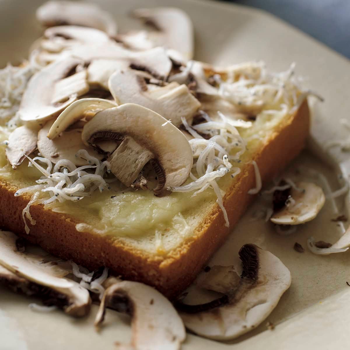 トースターで焼いて具をのせるだけ！しらすとマッシュルームが美味【ごちそうチーズトースト】 | TRILL【トリル】