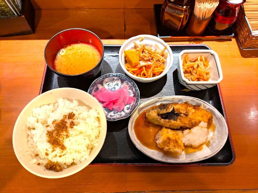 【堺筋本町】自慢の魚料理を多彩に楽しめる人気のお得なランチ！「大皿料理 さかな家」 | TRILL【トリル】