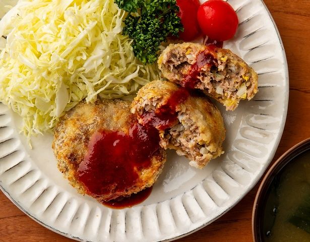 【感動の野菜レシピ】少量の油でサクサクに。白菜の甘みがたまらん「白菜メンチ」 | TRILL【トリル】