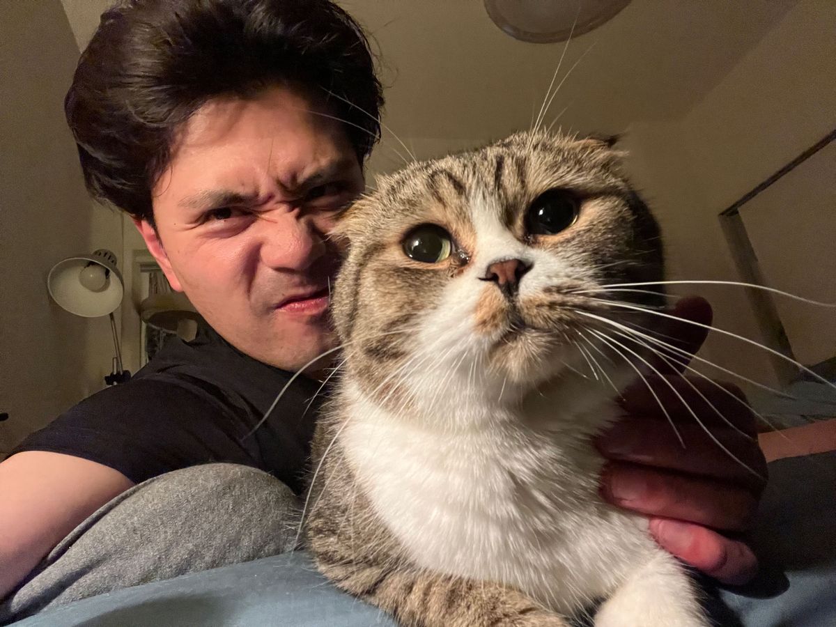 マユリカ・阪本が語った、愛猫がいる暮らし「こんなにかわいい猫がおるんやって…」「むちゃくちゃ寂しがり屋で甘えん坊なんです」 | TRILL【トリル】