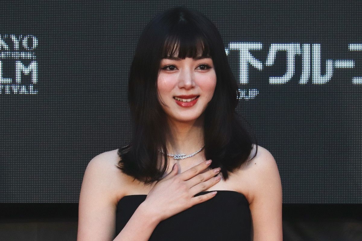 池田エライザ、大胆スリットから美脚チラリ ドールのような美しさ放つ＜第38回東京国際映画祭＞ | TRILL【トリル】