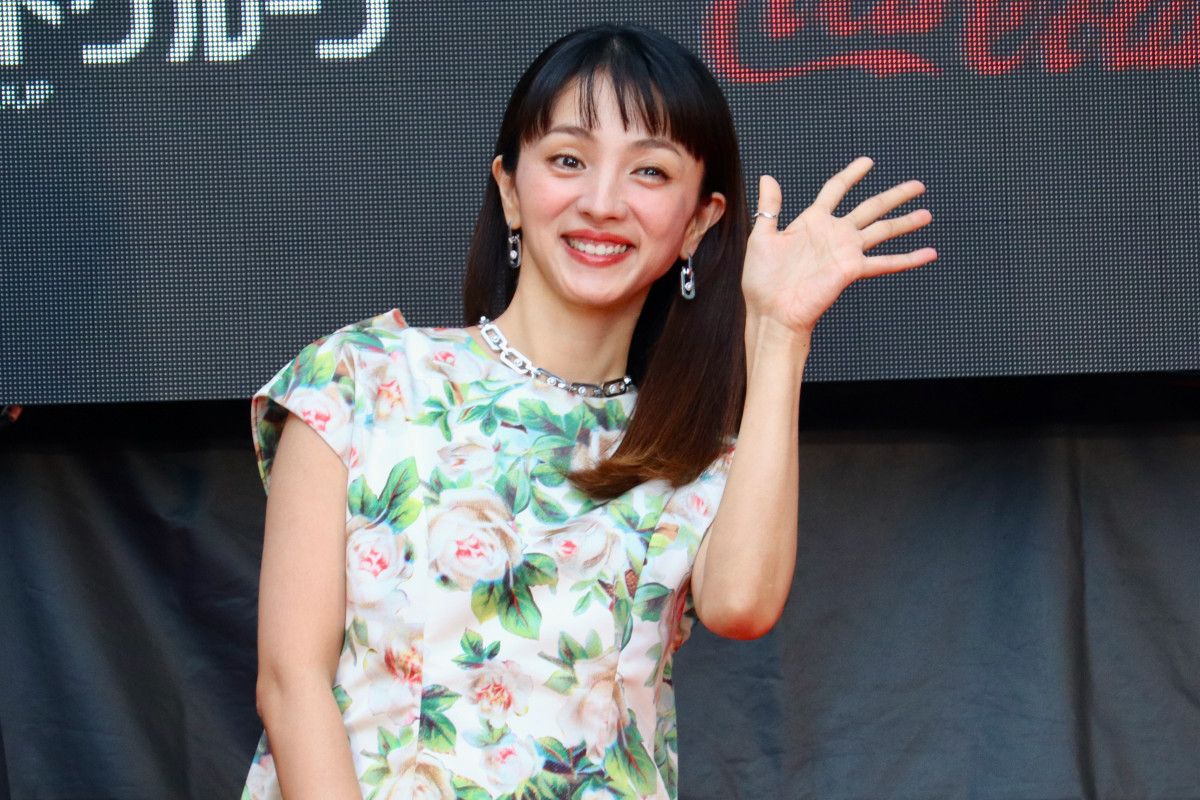 満島ひかり、花柄ドレス×輝く笑顔で会場を魅了＜第38回東京国際映画祭＞ | TRILL【トリル】