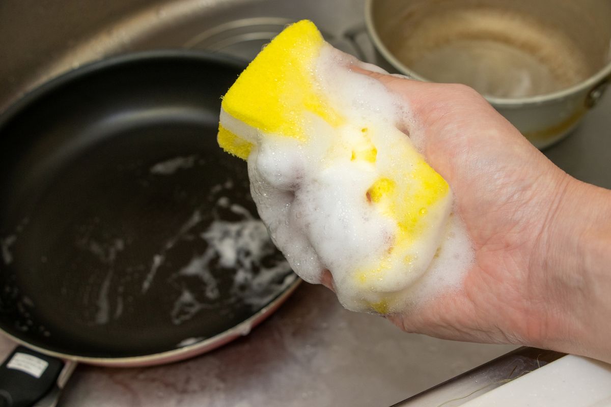 「食洗機に問題？それとも…」同じ洗剤なのに汚れが落ちない悩み→《CM通りにいかないリアルな疑問》 | TRILL【トリル】