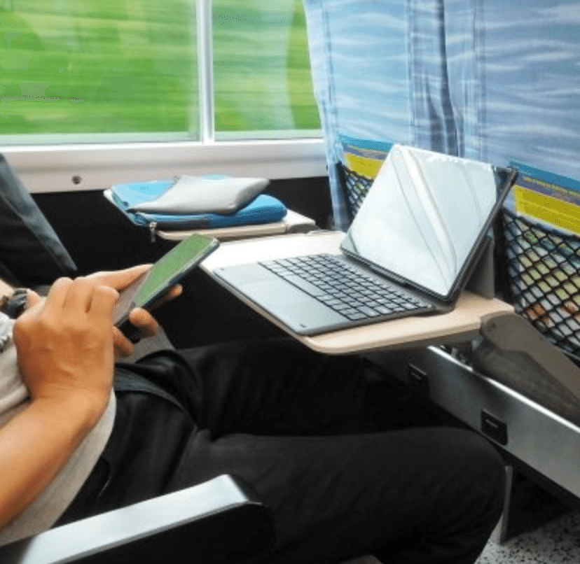 新幹線で“ポケモンGO”をやっている乗客… 見かけた観光客が思わず声を掛けた結果“予想外の展開”に＜海外＞ | TRILL【トリル】