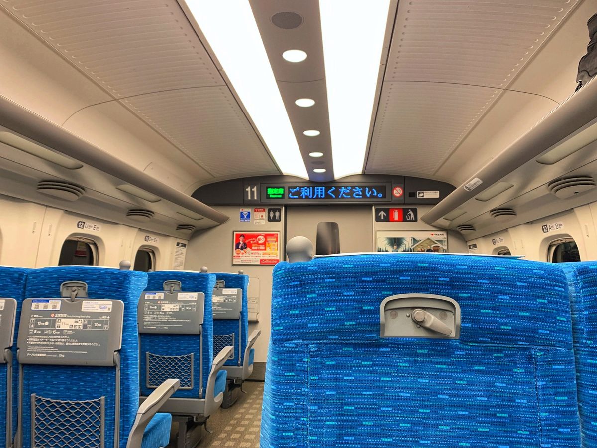 「通路側＝“相席ブロック”」300人に調査→窓側（203票）が圧勝も…通路側（97票）を選んだ人の“意外なワケ” | TRILL【トリル】