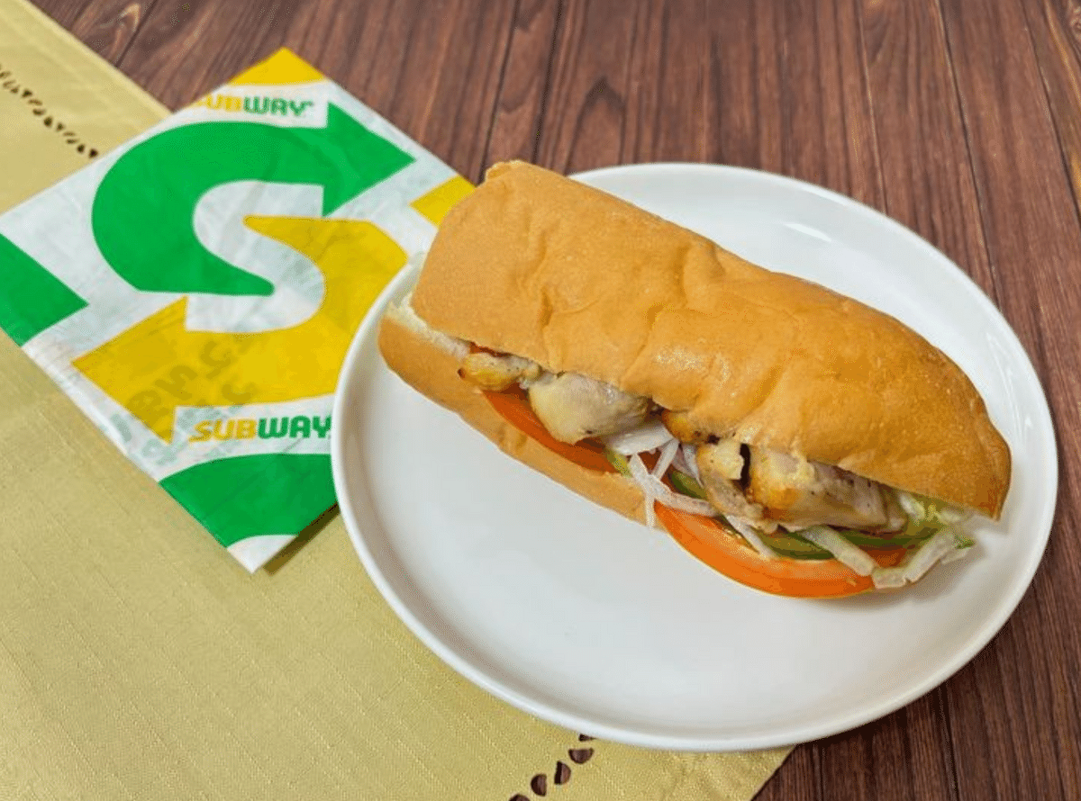 冬限定【サブウェイ】“680円の新作サンド”がチキンごろごろで絶品！SNSでは「ソース美味しい」「リピ決定」の声も！ | TRILL【トリル】